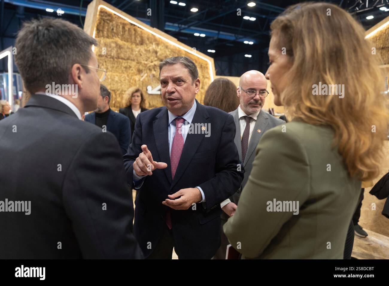 The Minister of Agriculture, Fisheries and Food, Luis Planas (c), talks ...