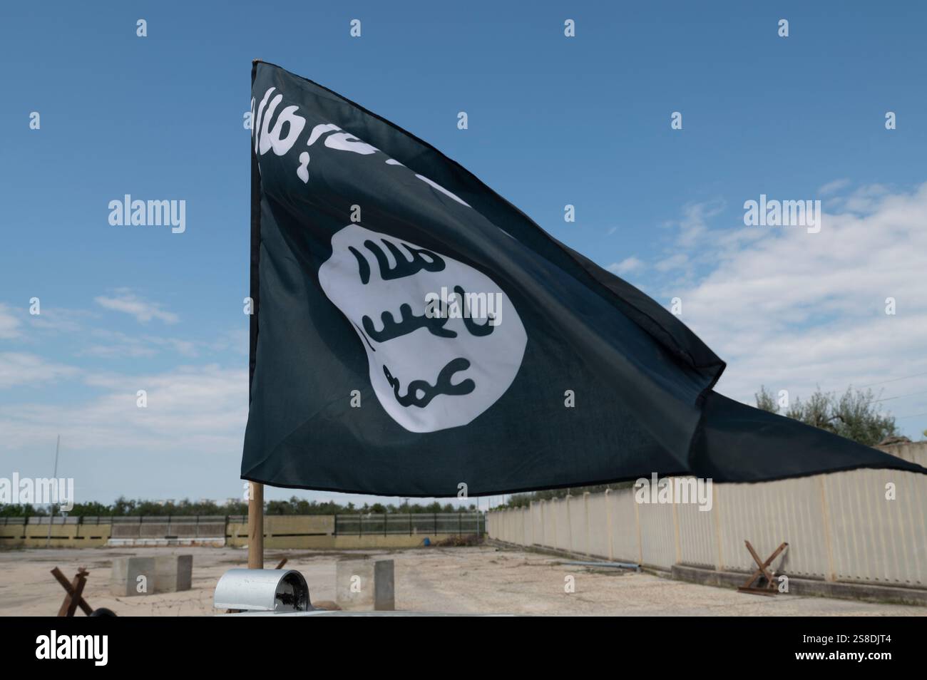 Isis flag hi-res stock photography and images - Alamy
