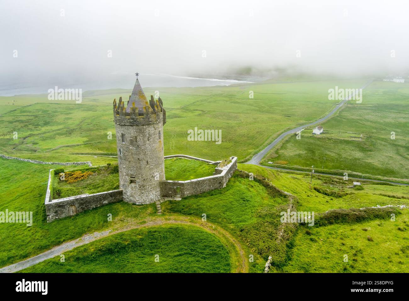 Doonagore castle round 16th hi-res stock photography and images - Alamy
