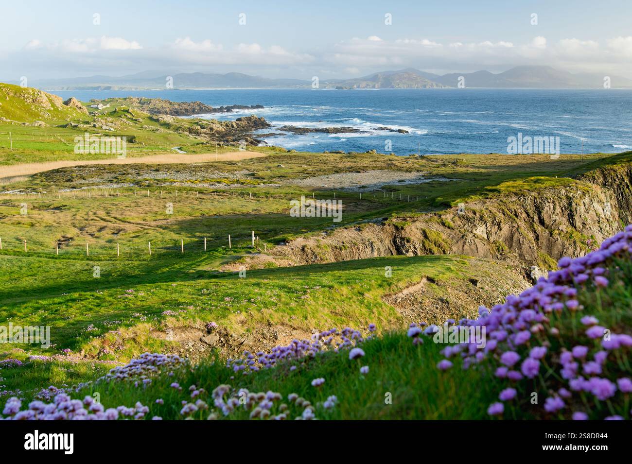 Ineuran Bay coast and cliffs, Malin Head, Ireland's northernmost point ...