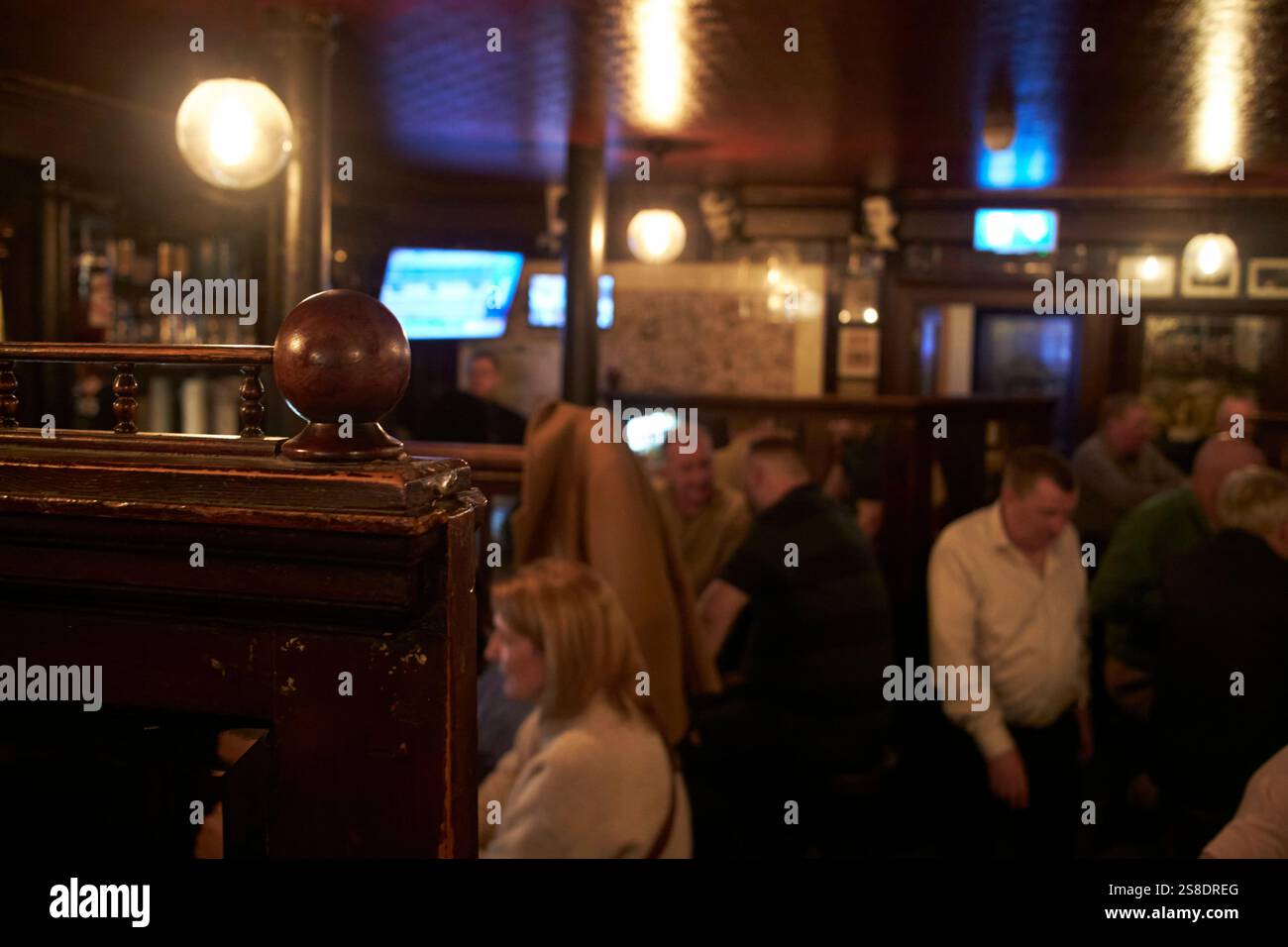 wooden divider in toners pub in dublin republic of ireland Stock Photo ...