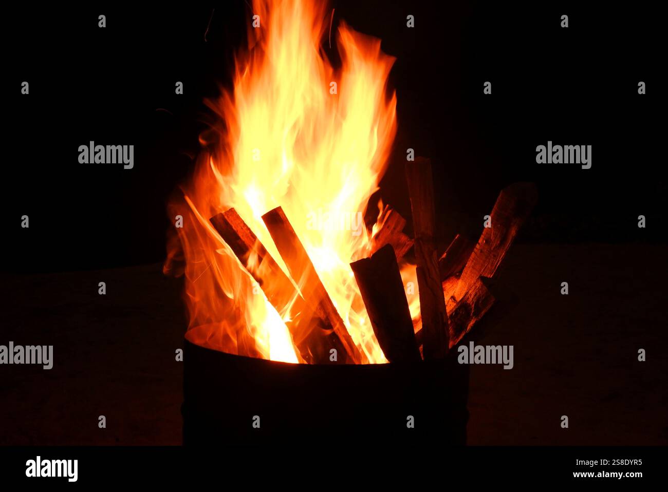 Outdoor bonfire illustration hi-res stock photography and images - Alamy