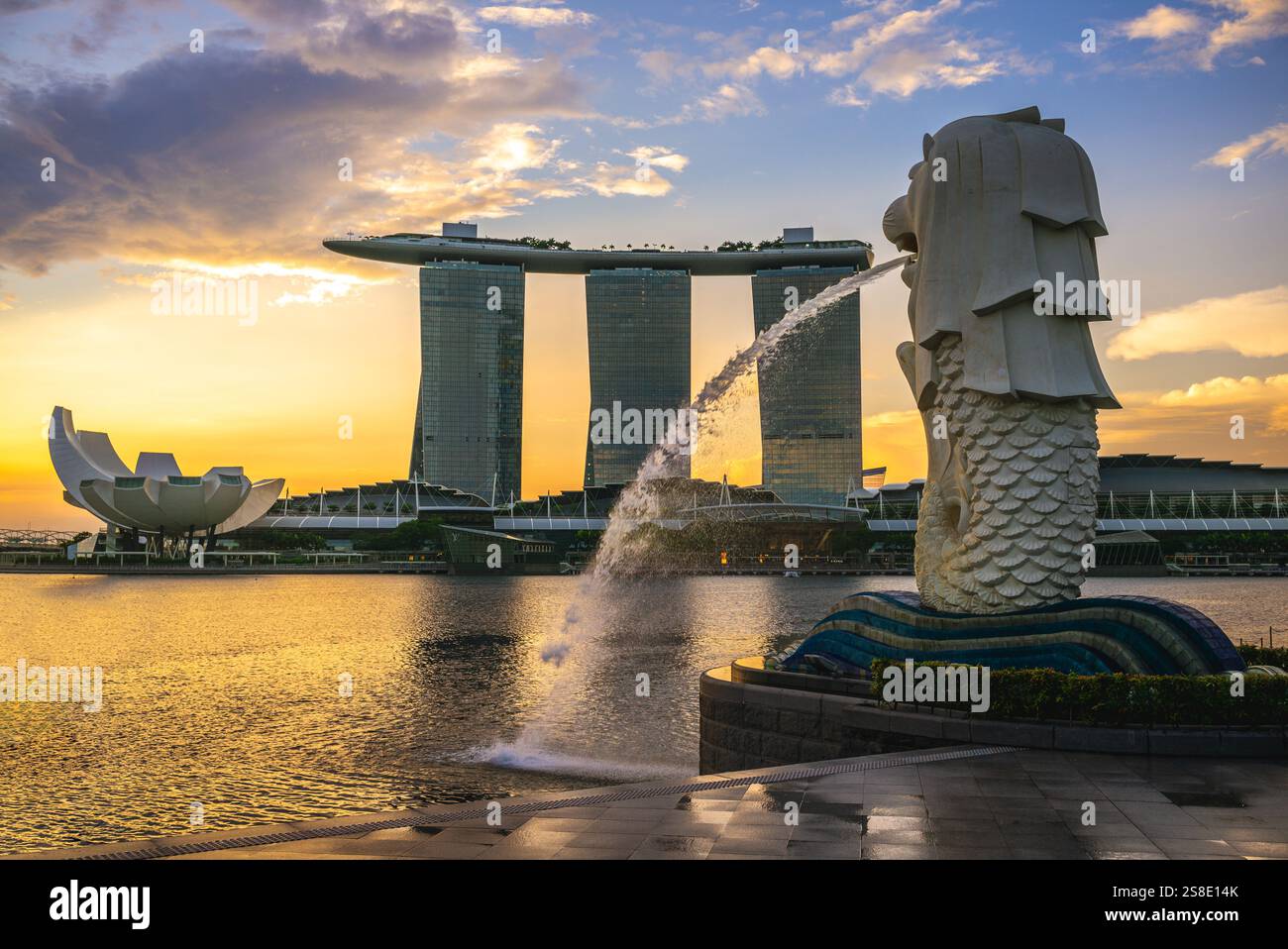 May 21, 2016: Merlion and Sands at Marina bay in the central area of ...