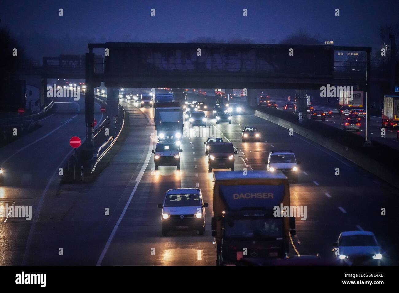 Deutschland, Europa, Autobahn, Nachtverkehr, Verkehrsfluss, Stau, LED-Straßenschilder ...