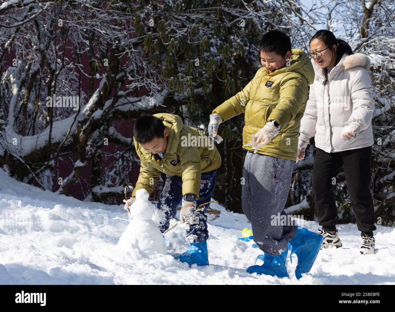 (250122) -- CHENGDU, Jan. 22, 2025 (Xinhua) -- Children build a snowman ...