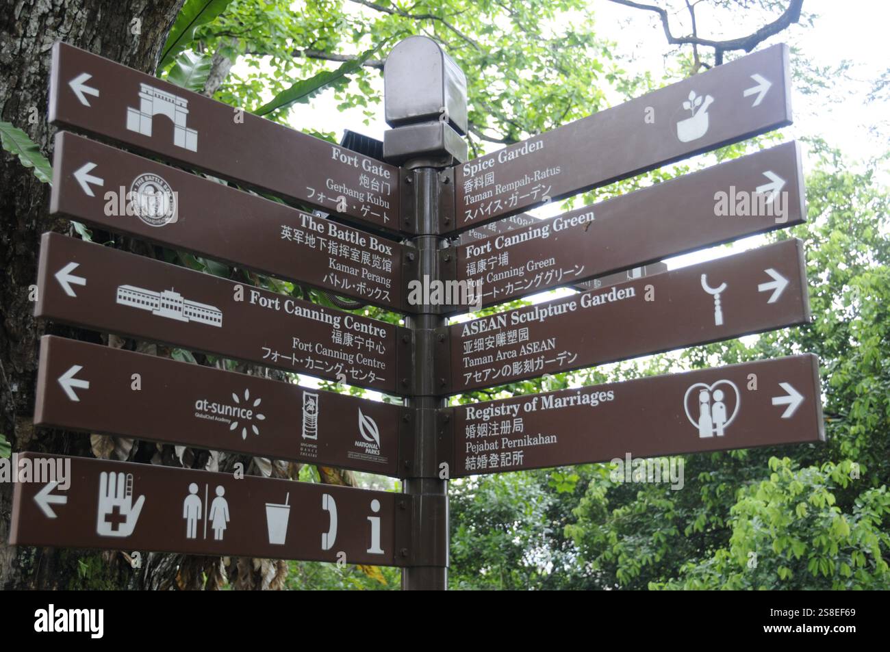 Singapore brown street sign hi-res stock photography and images - Alamy