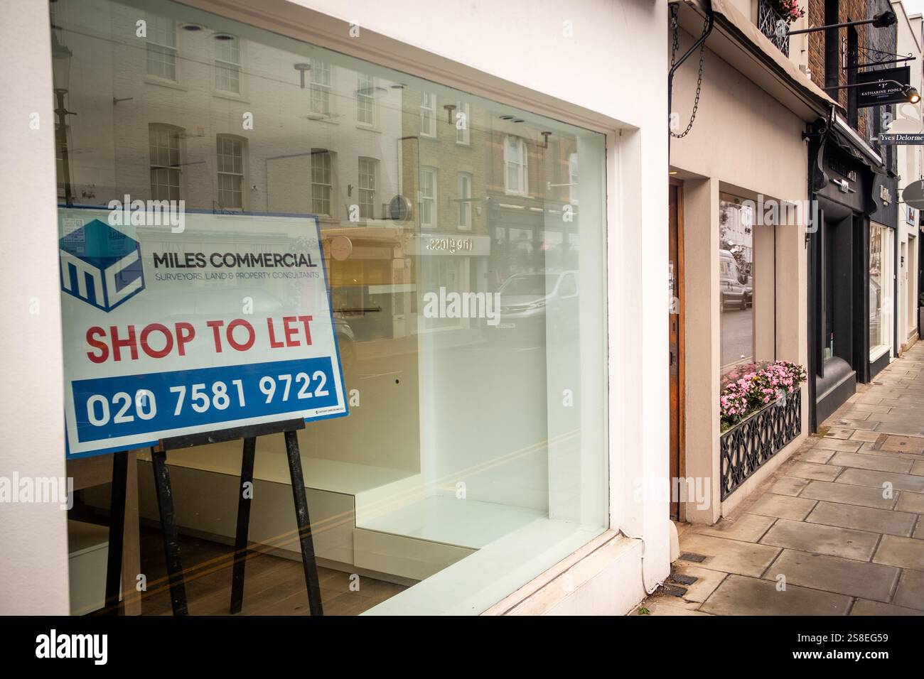 LONDON- JANUARY 7, 2025: Empty shop with To Let sign in central West ...