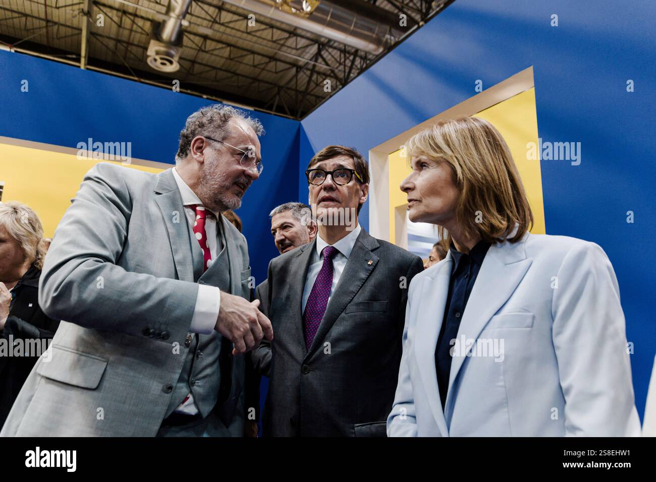 The President of the Government of Catalonia, Salvador Illa (c) and the ...
