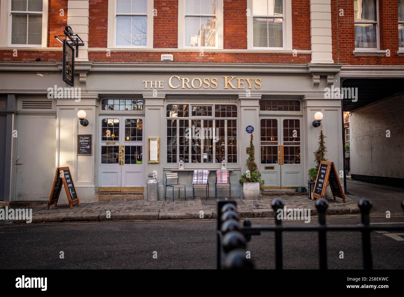 Historic london bar setting hi-res stock photography and images - Alamy