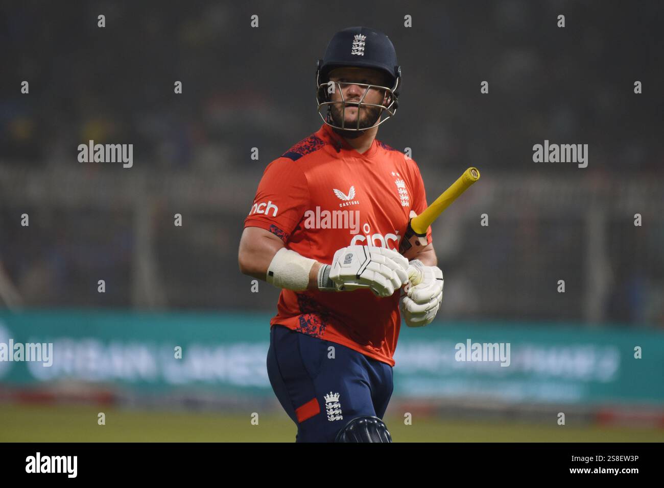 Kolkata, India. 22nd Jan, 2025. England's Ben Duckett walks back to the ...