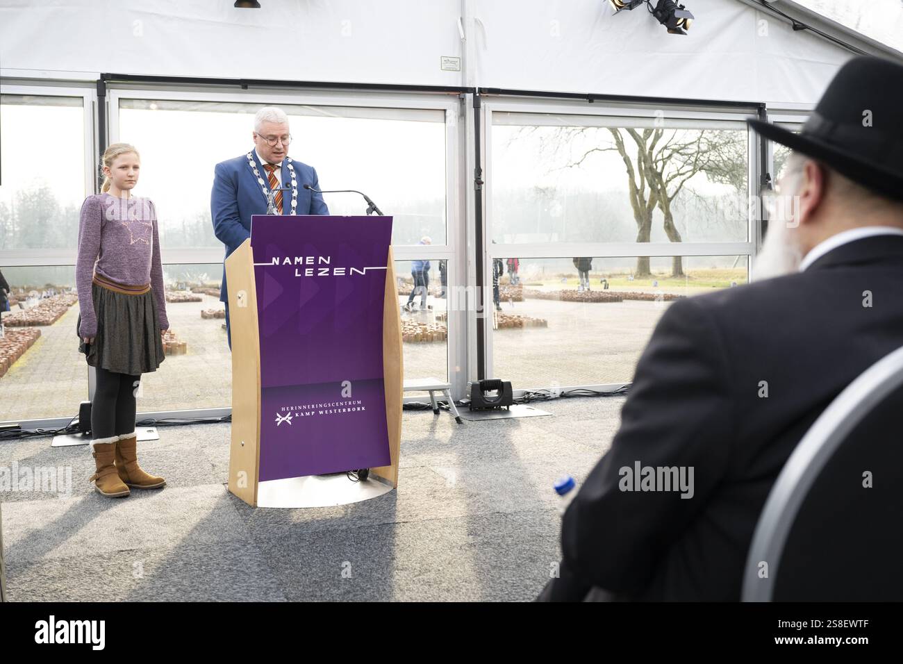 HOOGHALEN - Mayor Jan Zwiers (Midden Drenthe), together with children's ...