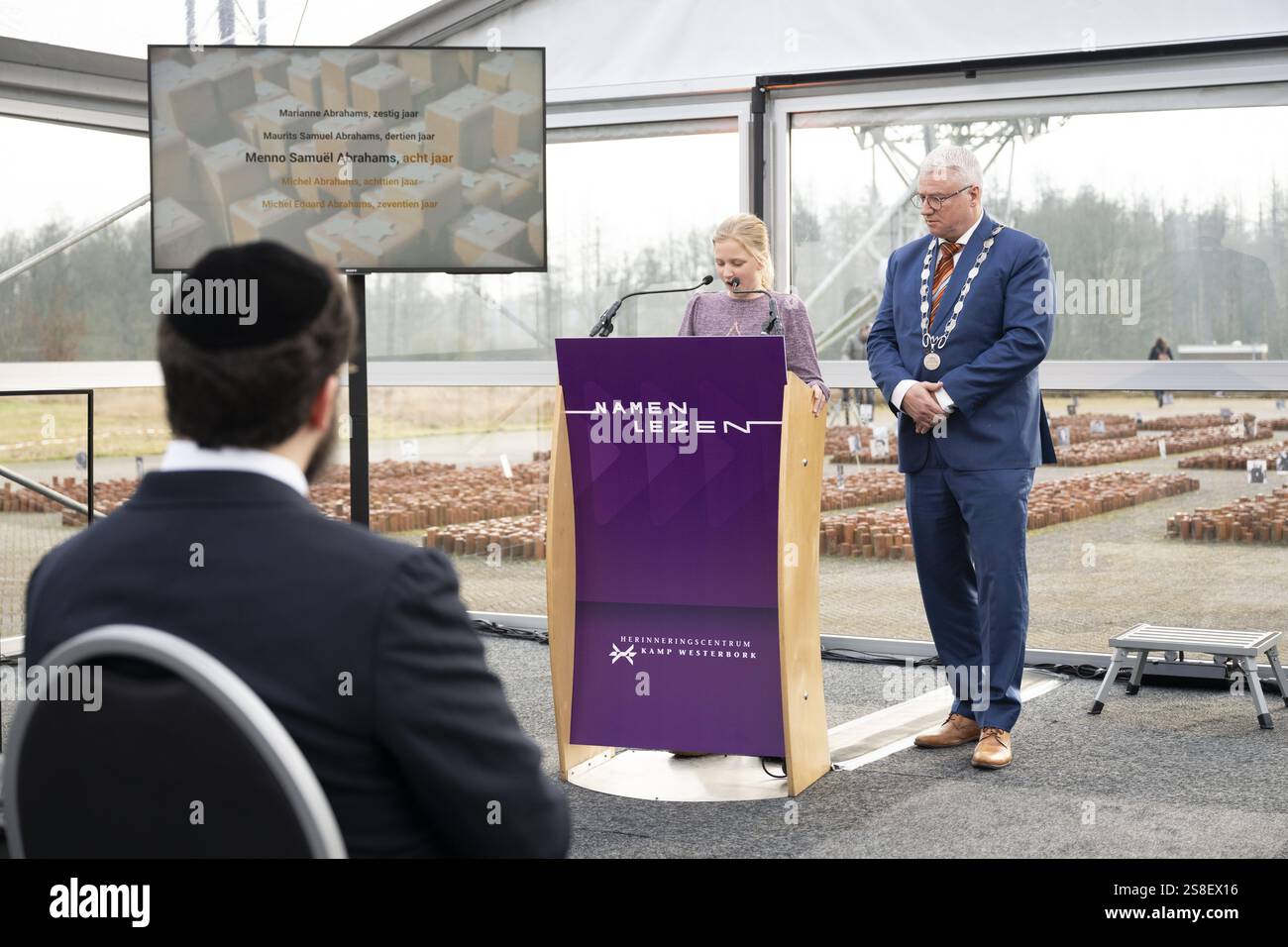 HOOGHALEN - Mayor Jan Zwiers (Midden Drenthe), together with children's ...