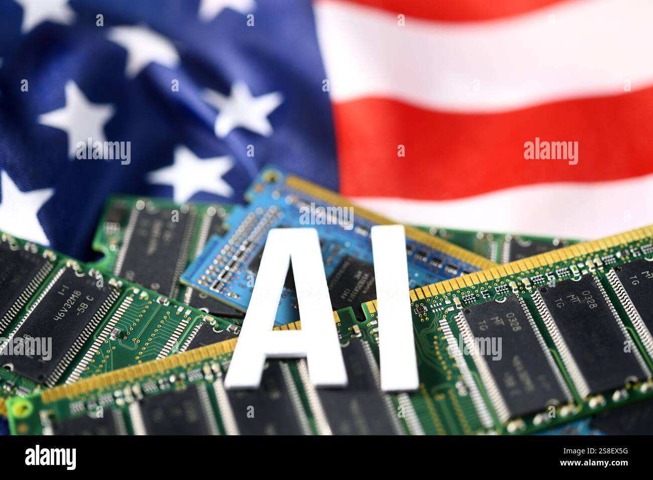 Schriftzug AI auf Computerchips und USA-Fahne, Symbolfoto für das ...