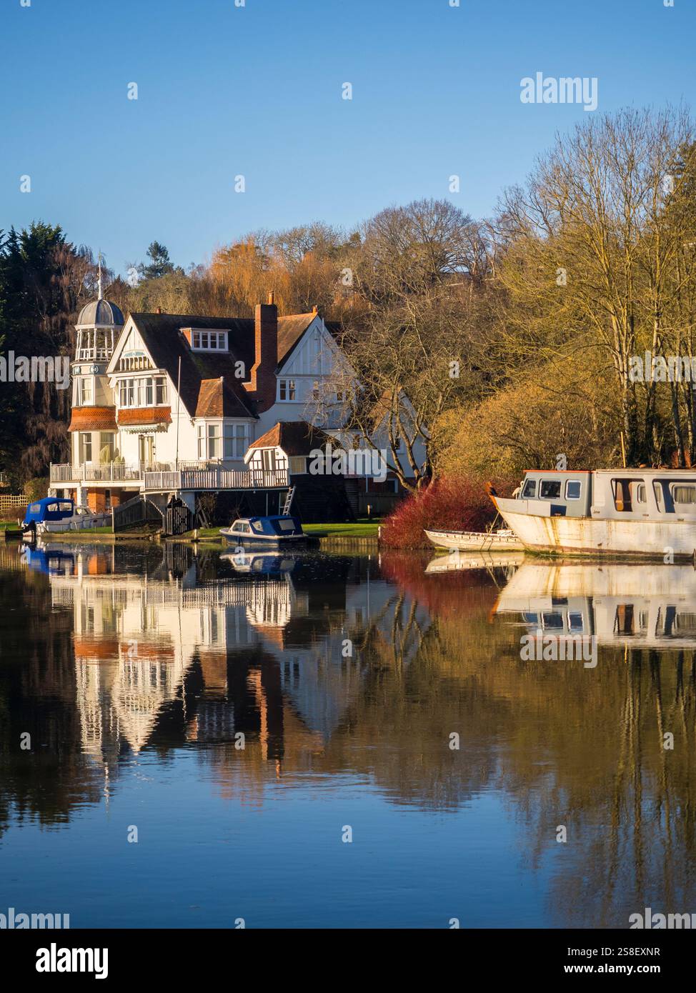 Riverside House and Boats, Reflecting in River Thames, Caversham ...