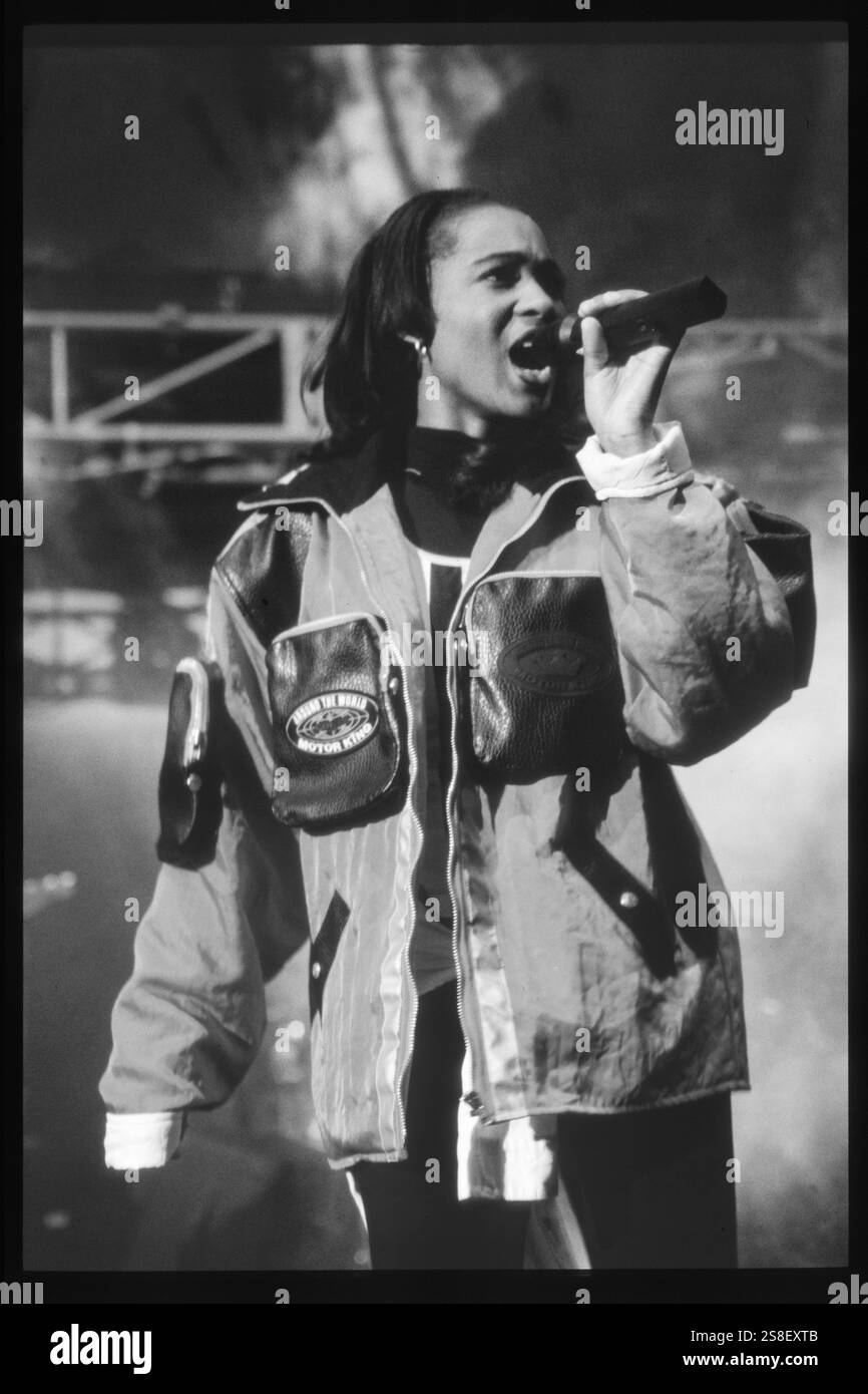 ETERNAL, YOUNG, CONCERT, 1994: Easther Bennett of pop soul group ...