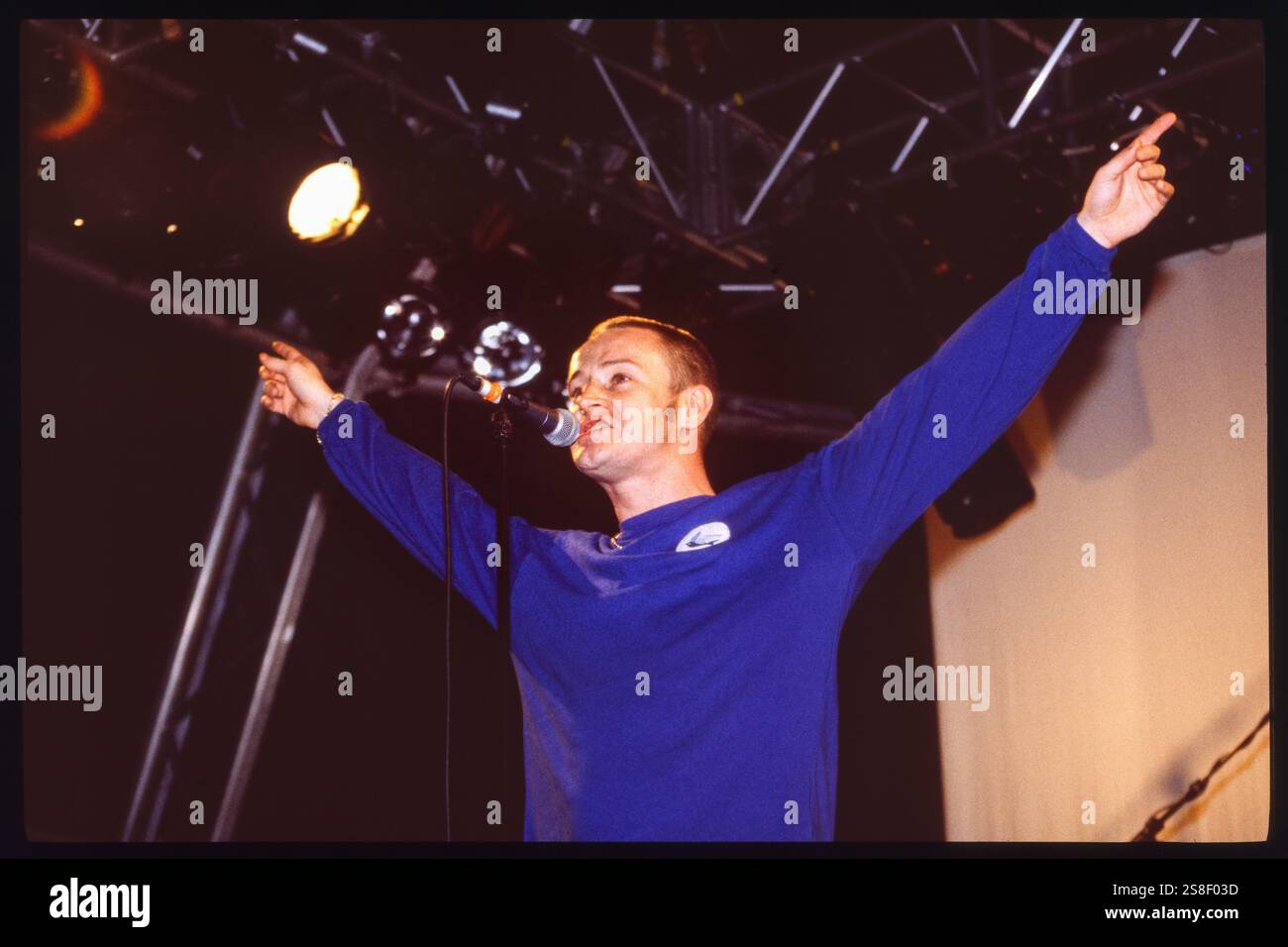 GENE, CARDIFF BIG WEEKEND, 1998: Martin Rossiter of Gene in a classic ...