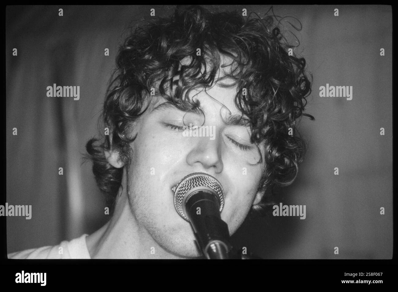 GOMEZ, EARLY CONCERT, 1998: A young Ian Ball of Gomez playing a tiny ...