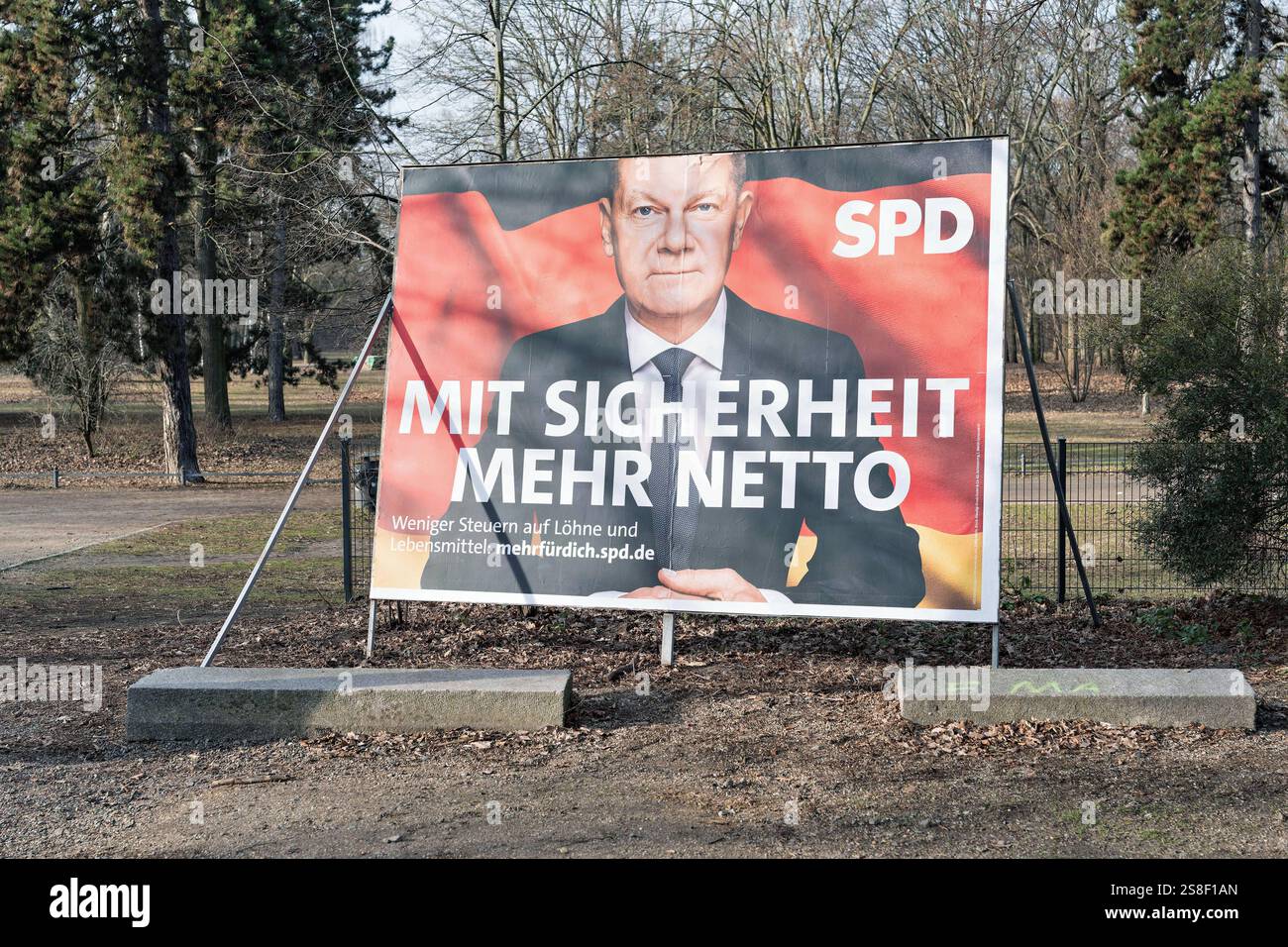 22.01.2025,Berlin,ein Plakat der SPD mit Motiv Olaf Scholz zur Wahl des ...