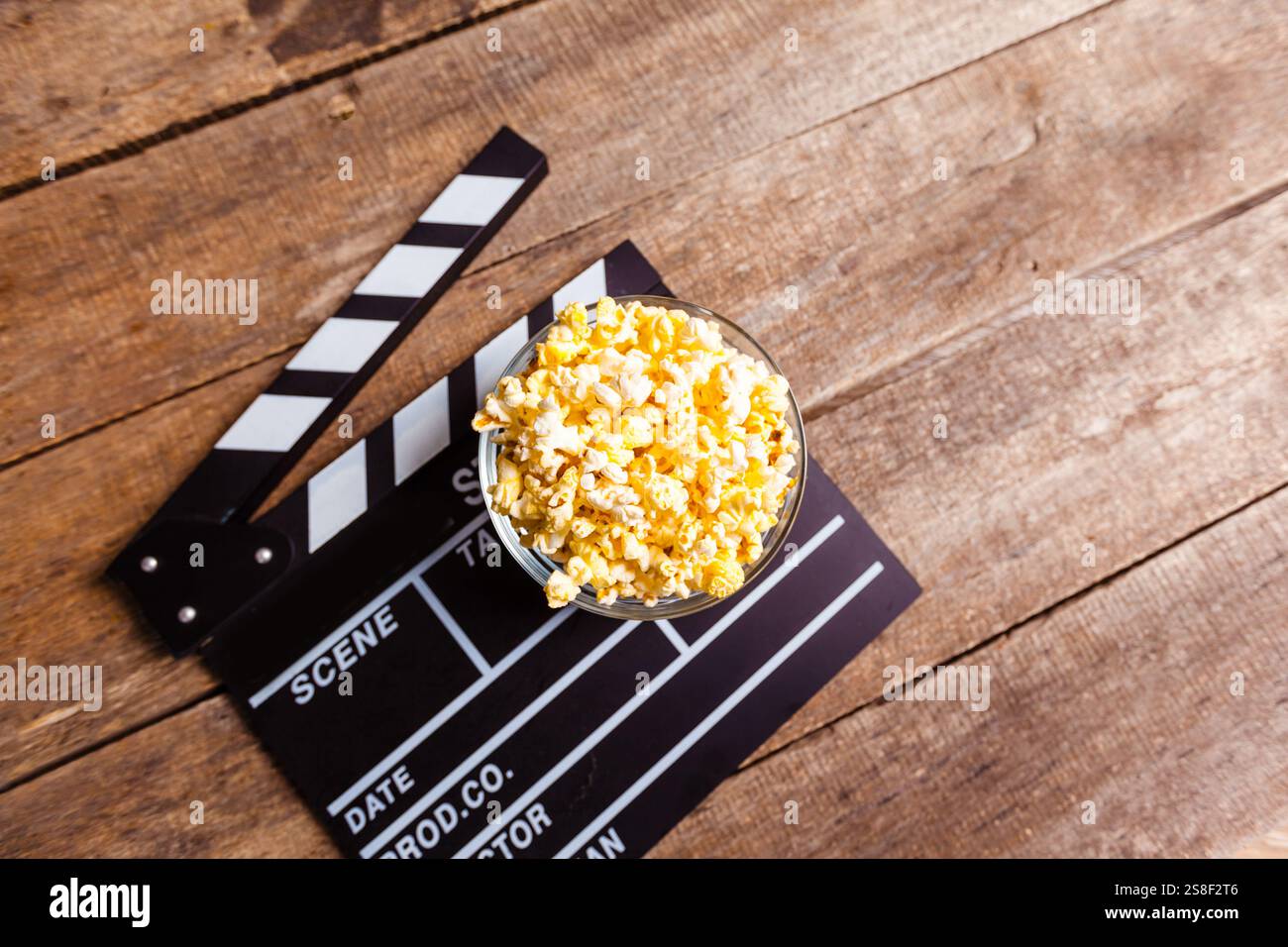 popcorn box with clapper board Stock Photo - Alamy