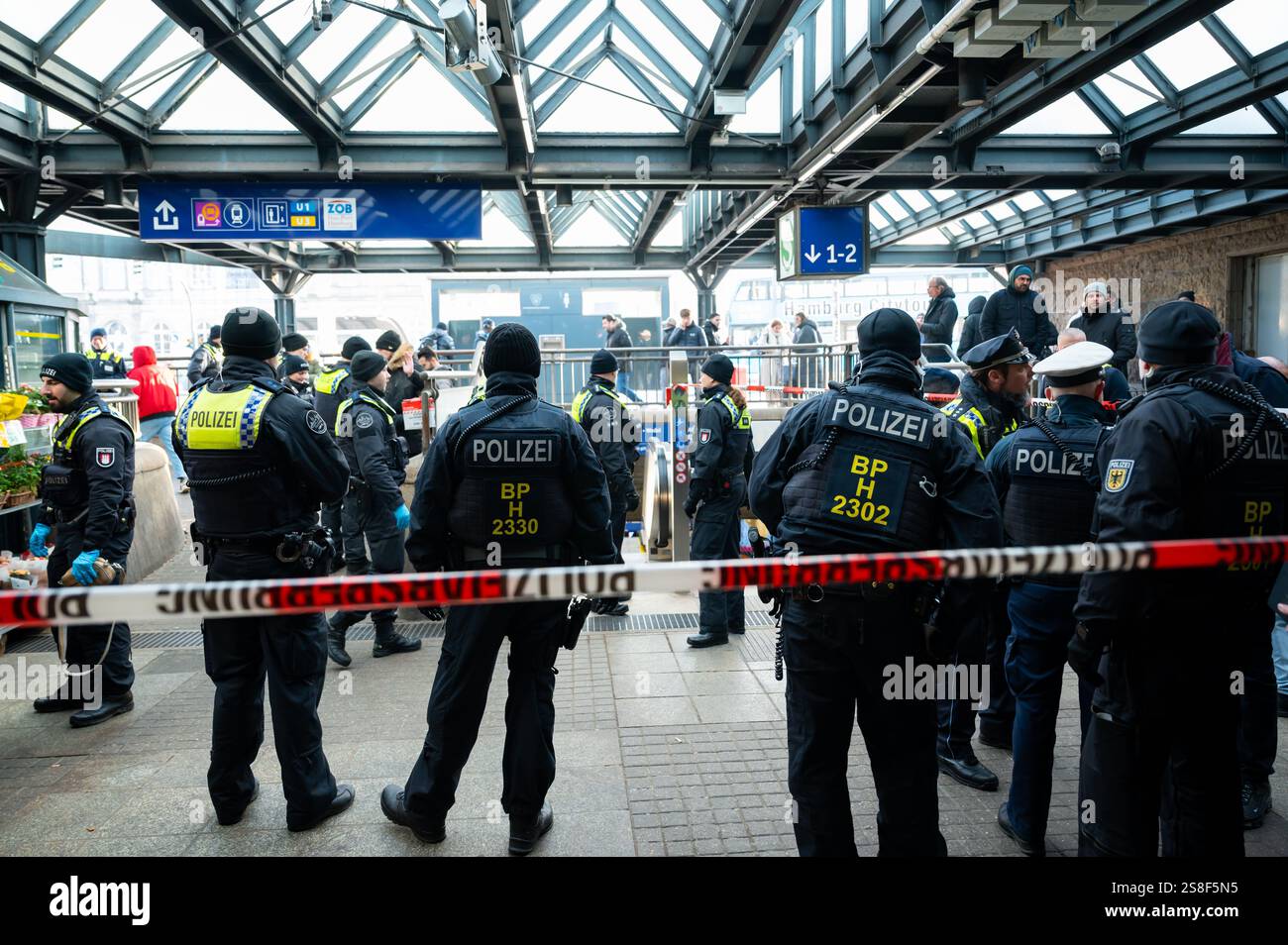 Hamburg, Germany. 22nd Jan, 2025. Police officers check several people ...