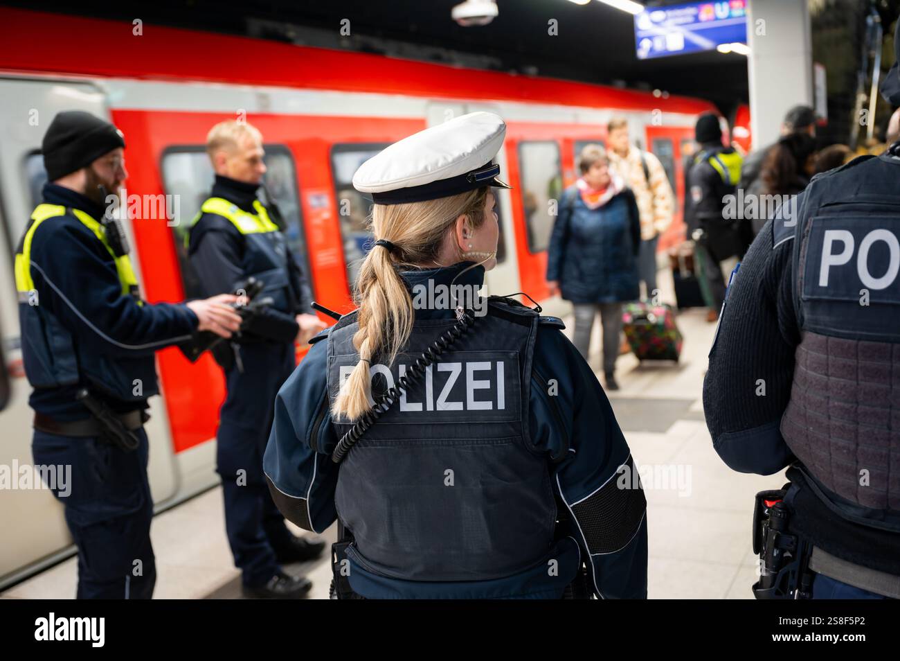 Hamburg, Germany. 22nd Jan, 2025. Federal Police and DB Security ...