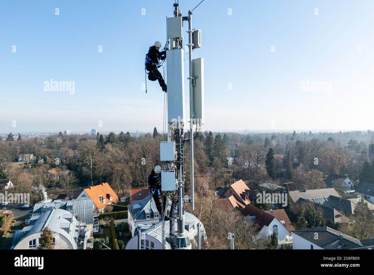 21 January 2025, Bavaria, Fürth: Deutsche Telekom technicians carry out ...