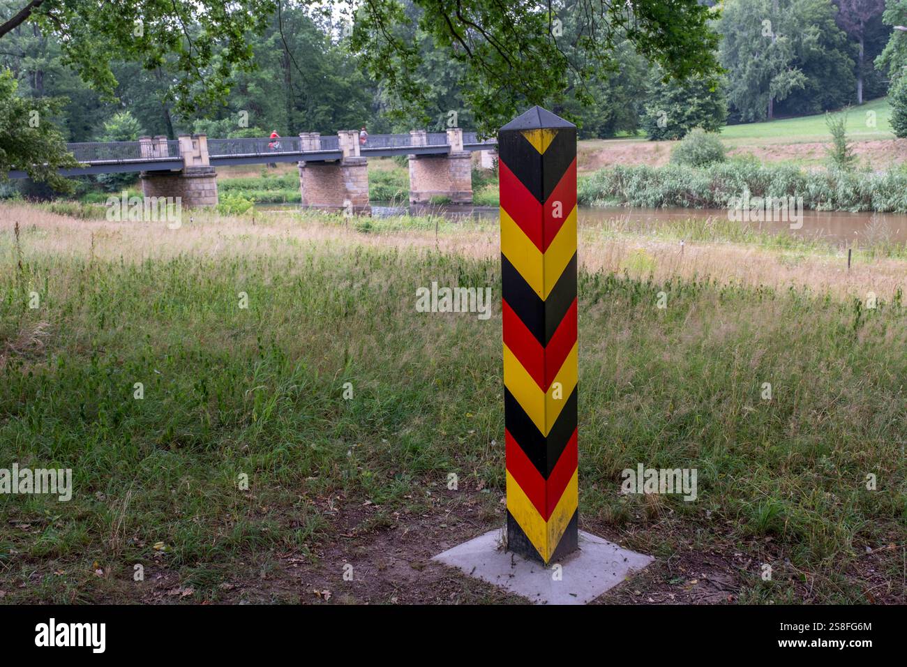 Deutscher Grenzpfosten vor einer Brücke über die Neiße im Fürst-Pückler ...