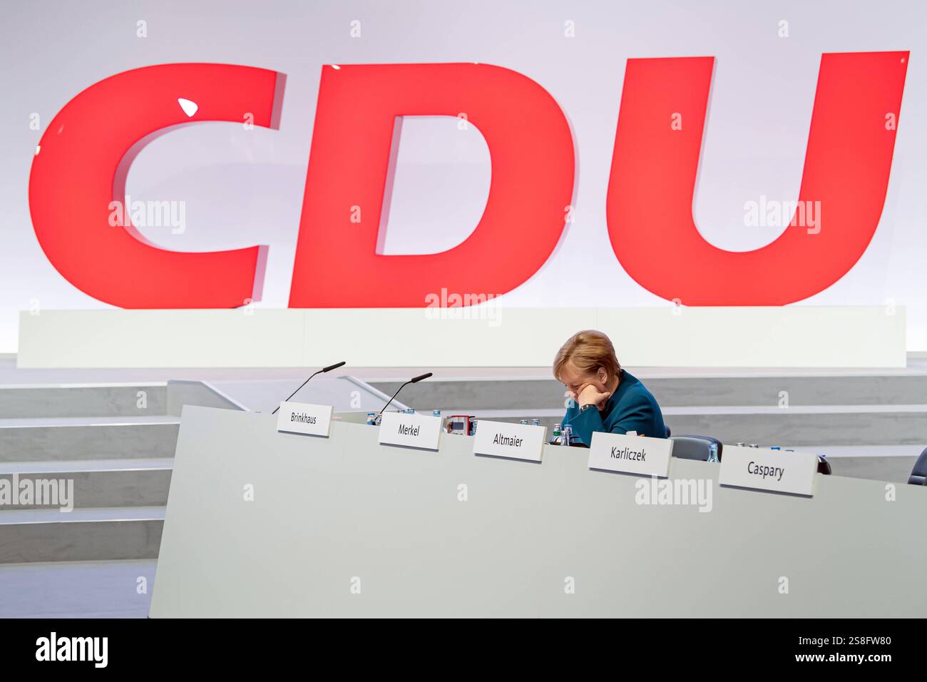 Angela Merkel, Bundeskanzlerin der Bundesrepublik Deutschland, sitzt im ...