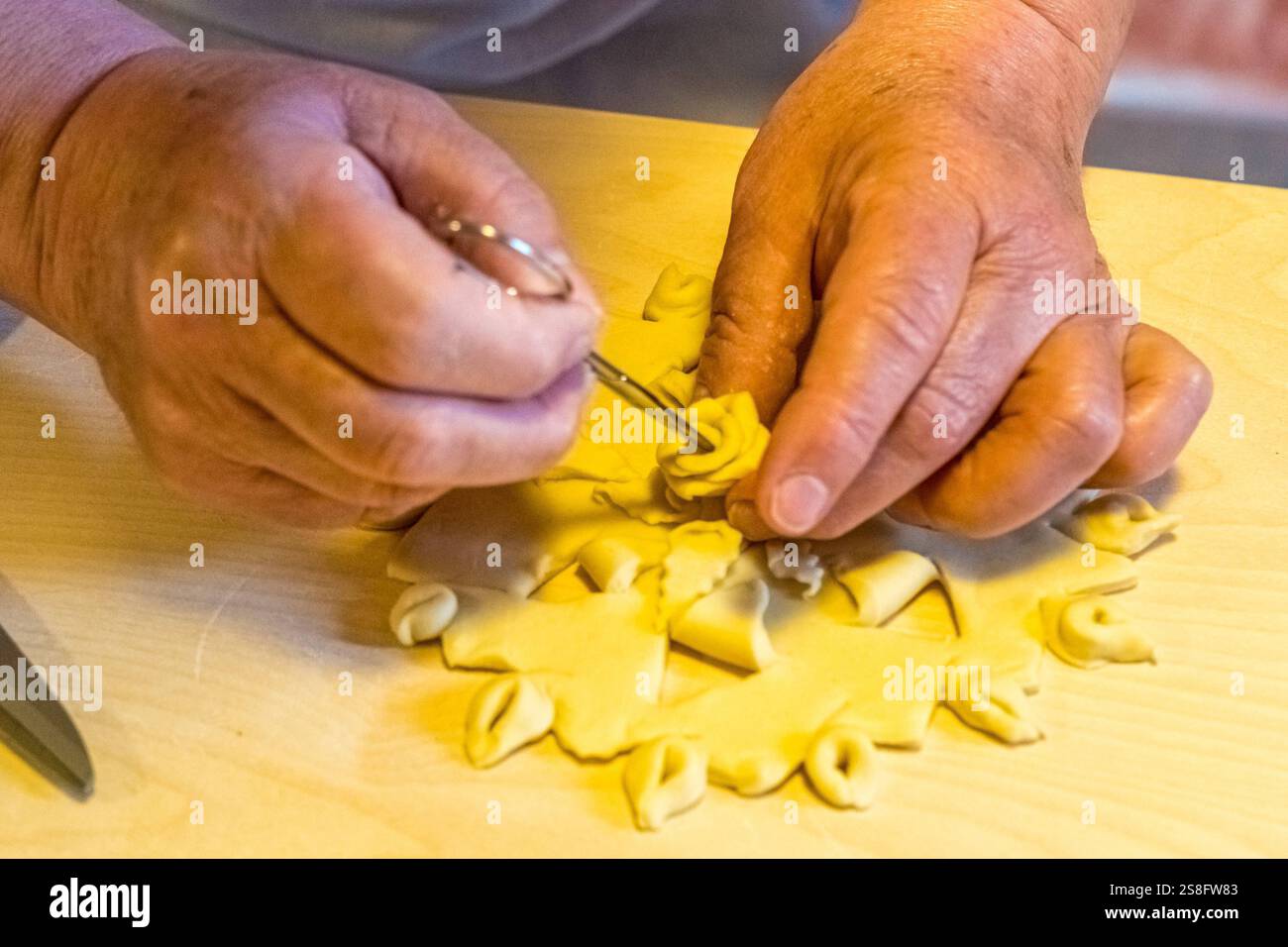 Salzgebäck Herstellung in Handarbeit, Villanova Monteleone, Europa ...