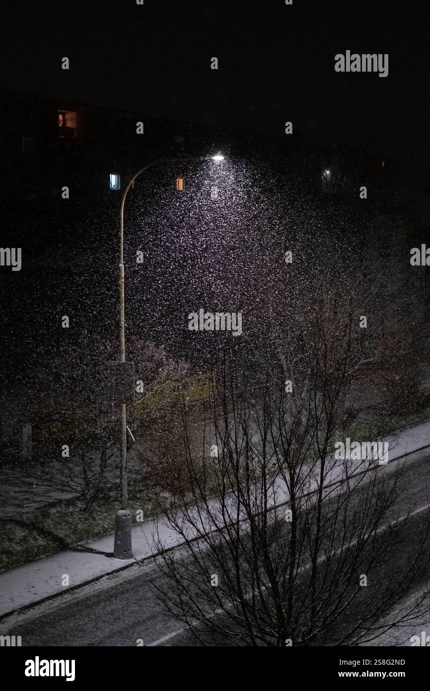 Snowfall Illuminated by Streetlight on a Quiet Night Stock Photo - Alamy