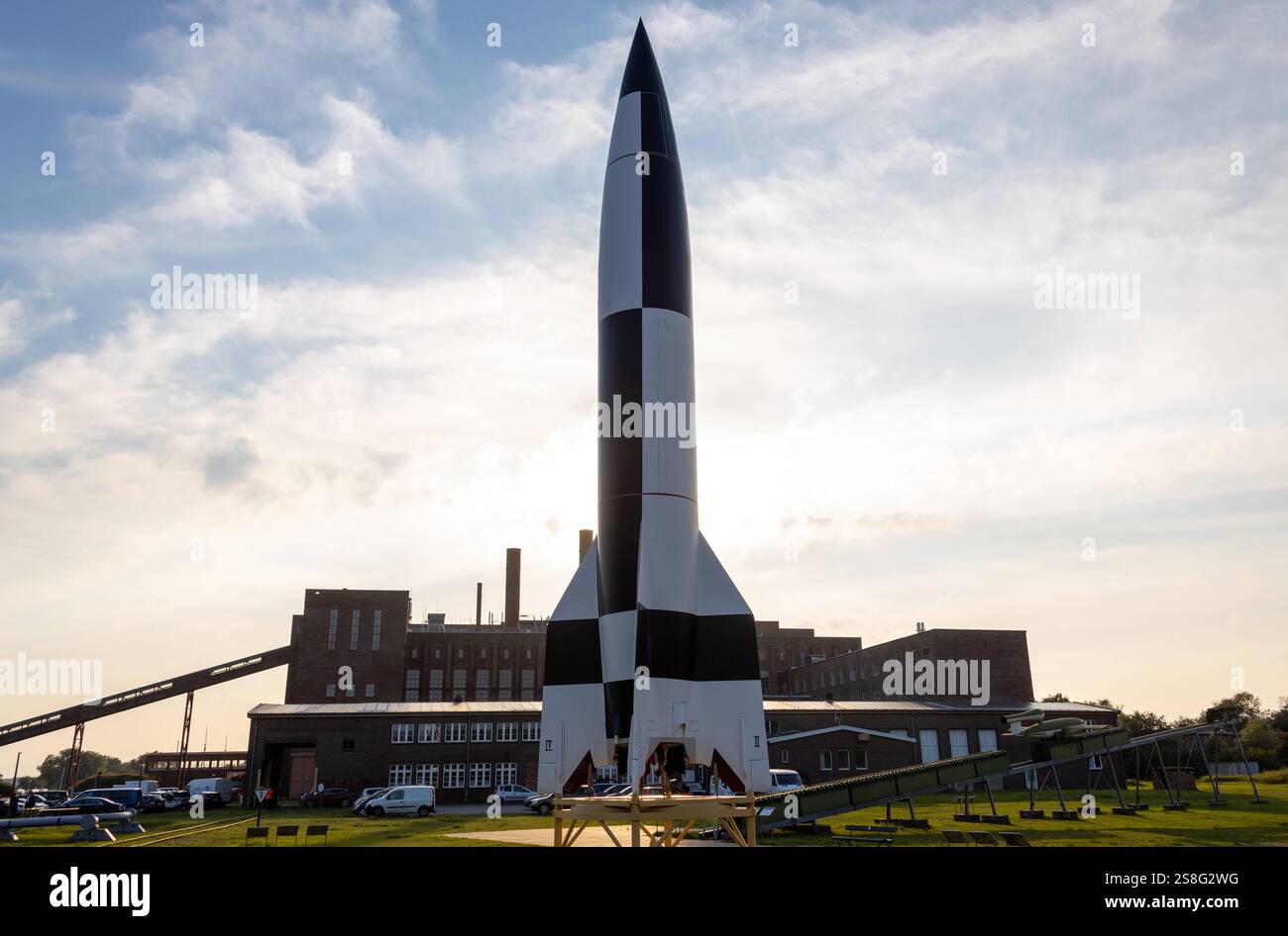 Peenemuende Eine nachgebaute V2-Rakete steht vor dem Kraftwerk ...