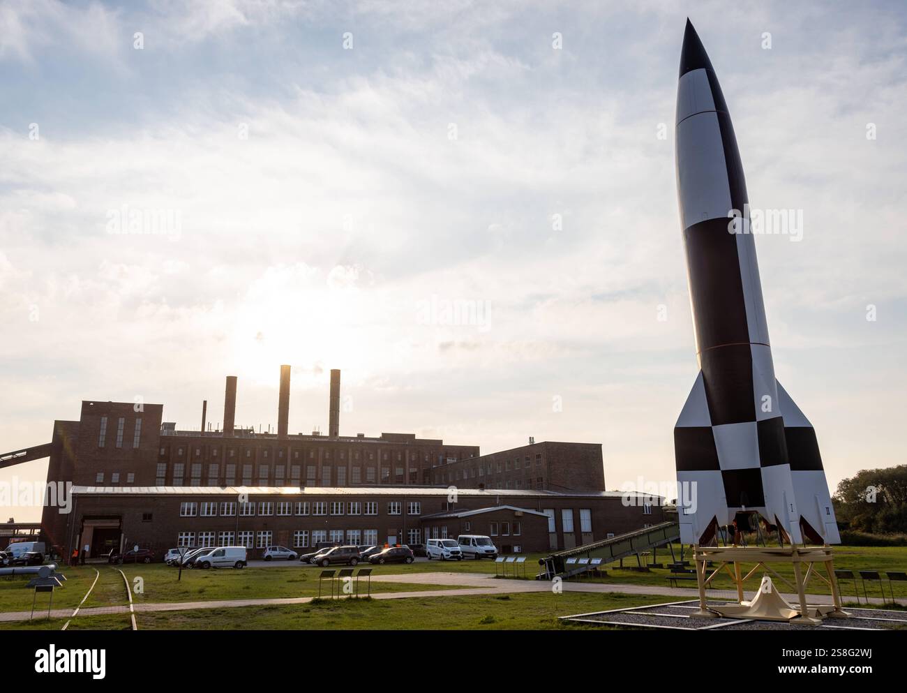 Peenemuende Eine nachgebaute V2-Rakete steht vor dem Kraftwerk ...