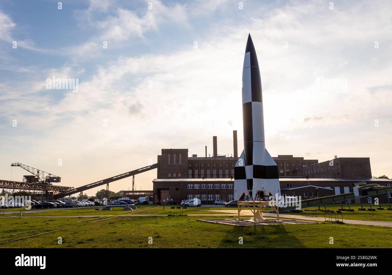 Peenemuende Eine nachgebaute V2-Rakete steht vor dem Kraftwerk ...