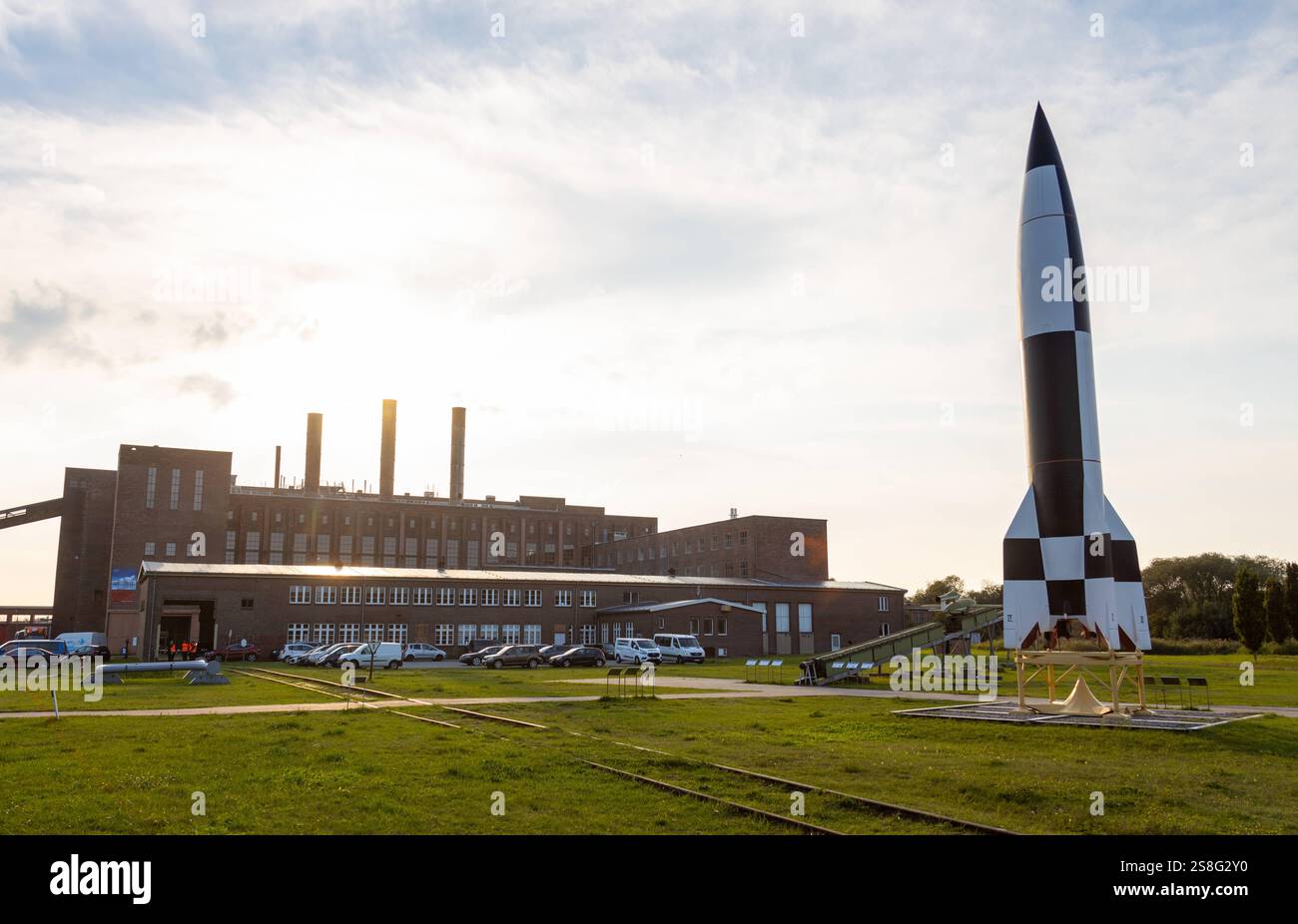Peenemuende Eine nachgebaute V2-Rakete steht vor dem Kraftwerk ...