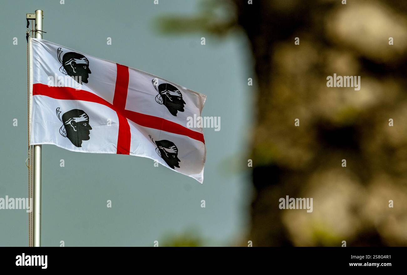 Volk der Nuraghier, sardische Flagge mit Nuraghen, die Vier Mauren ...