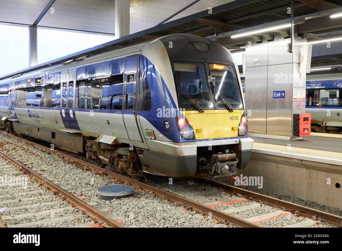 northern ireland railways class 4000 train 4010 on platform in belfast ...
