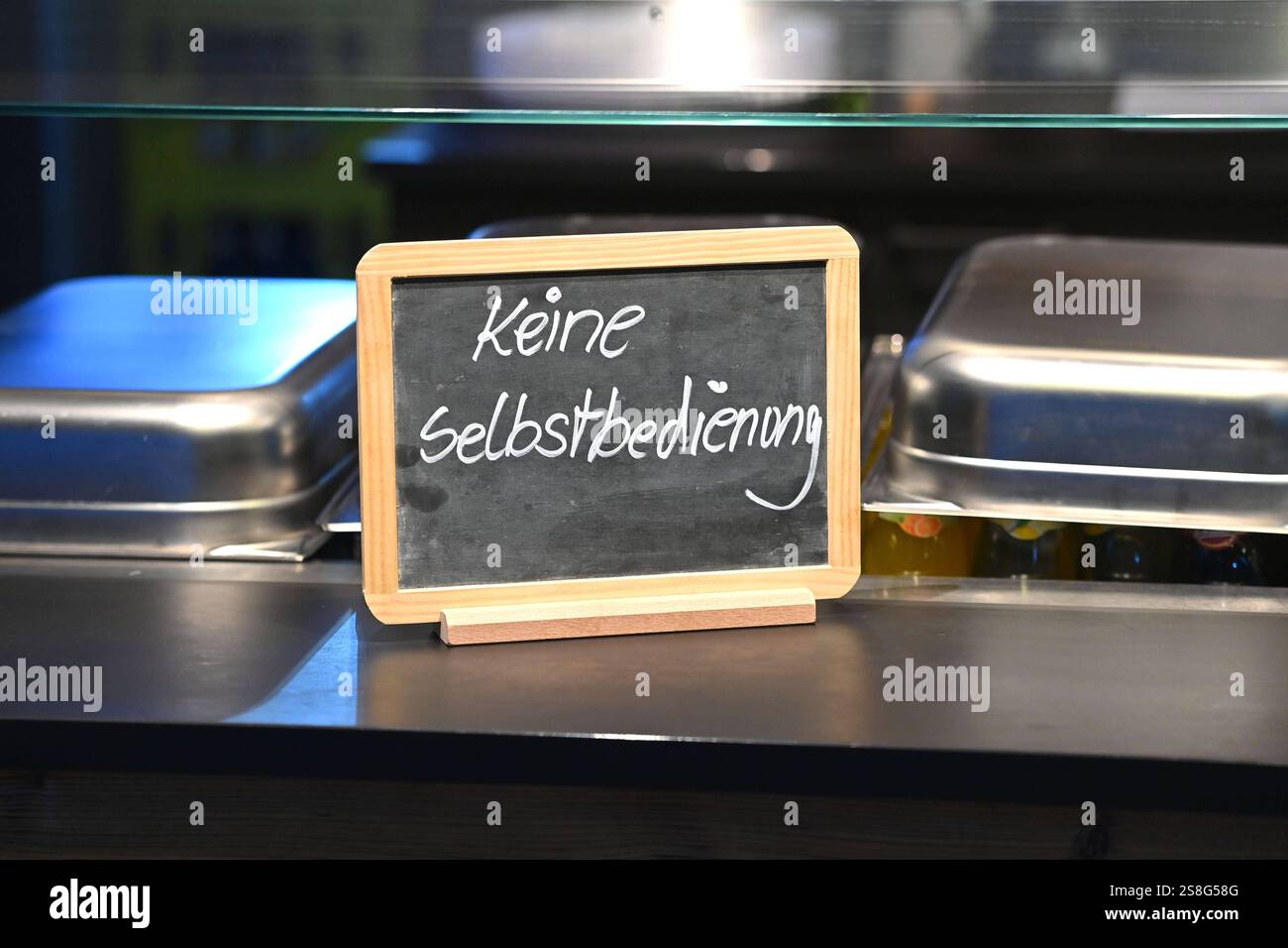 Auf einer keinen Tafel steht mit Kreide geschrieben: KEINE ...