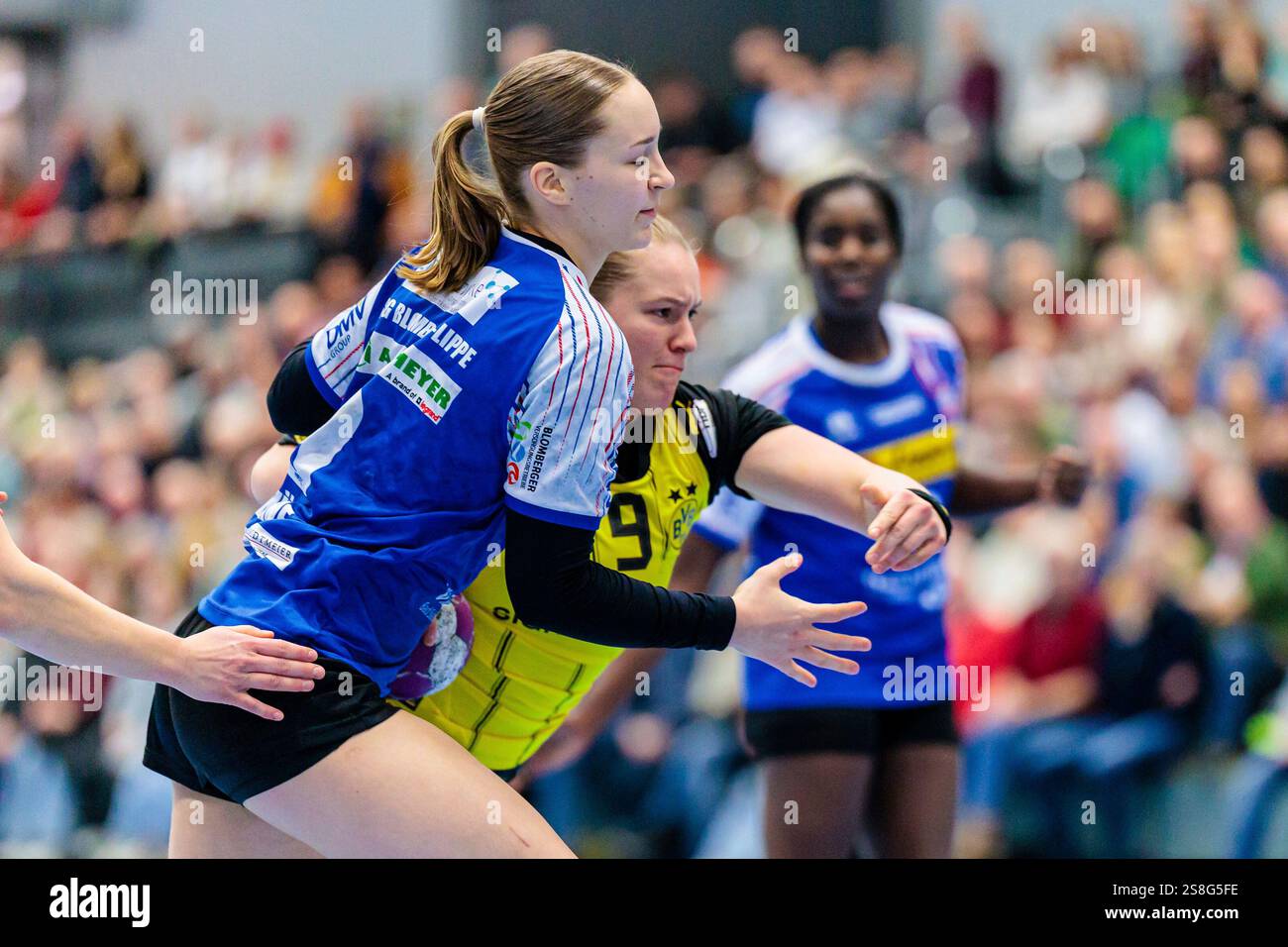 v.l. Nieke Kuehne (HSG Blomberg-Lippe, #09), Lisa Antl (Borussia ...