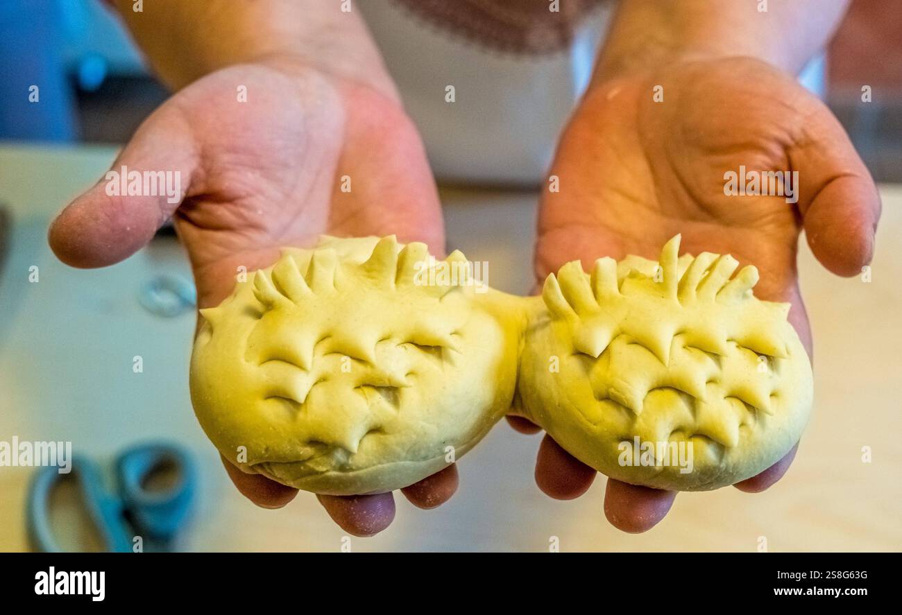 Salzgebäck Herstellung in Handarbeit, Stempel mit Aufschrift Locanda ...