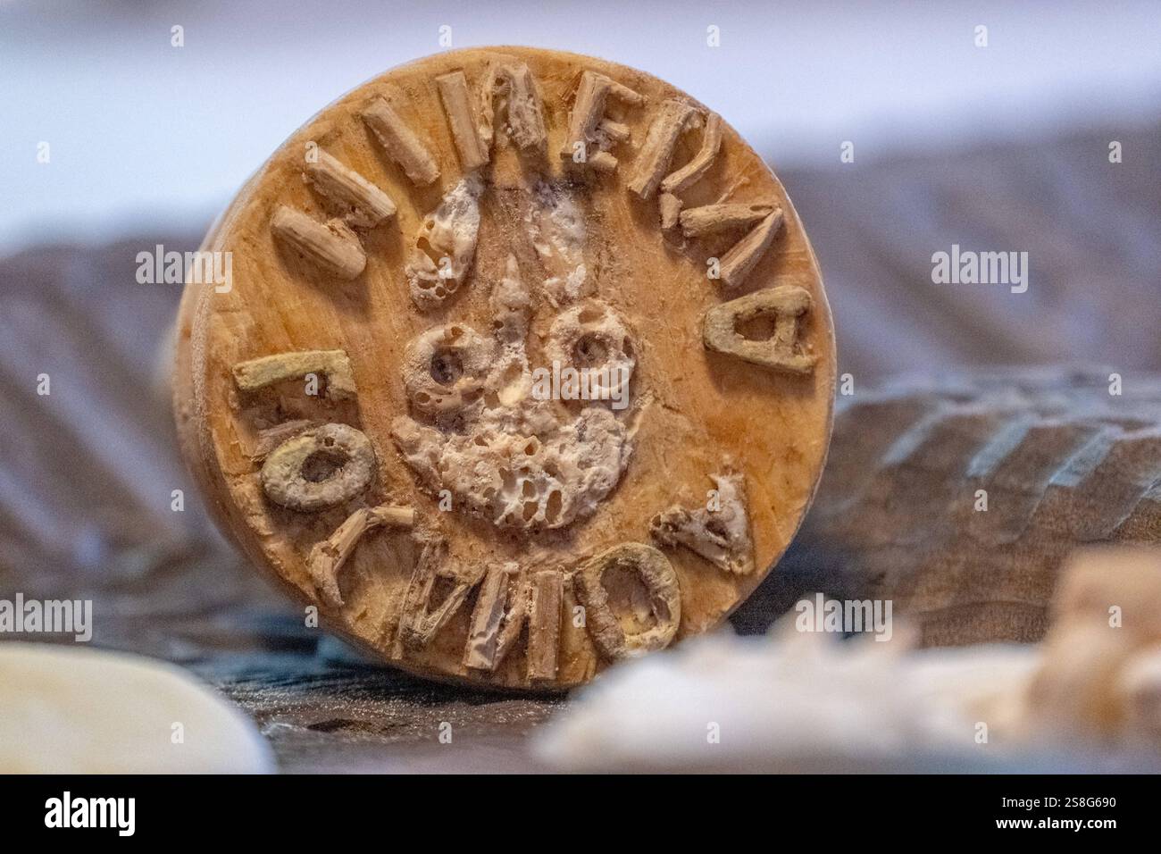 Salzgebäck Herstellung in Handarbeit, Stempel mit Aufschrift Locanda ...