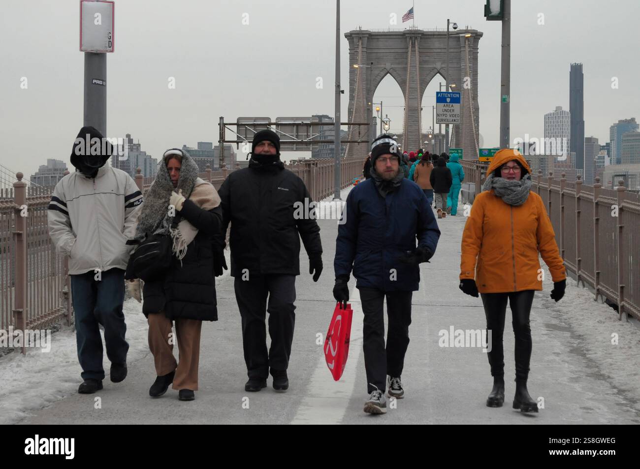 People walk on the Brooklyn Bridge in New York City Stock Photo - Alamy