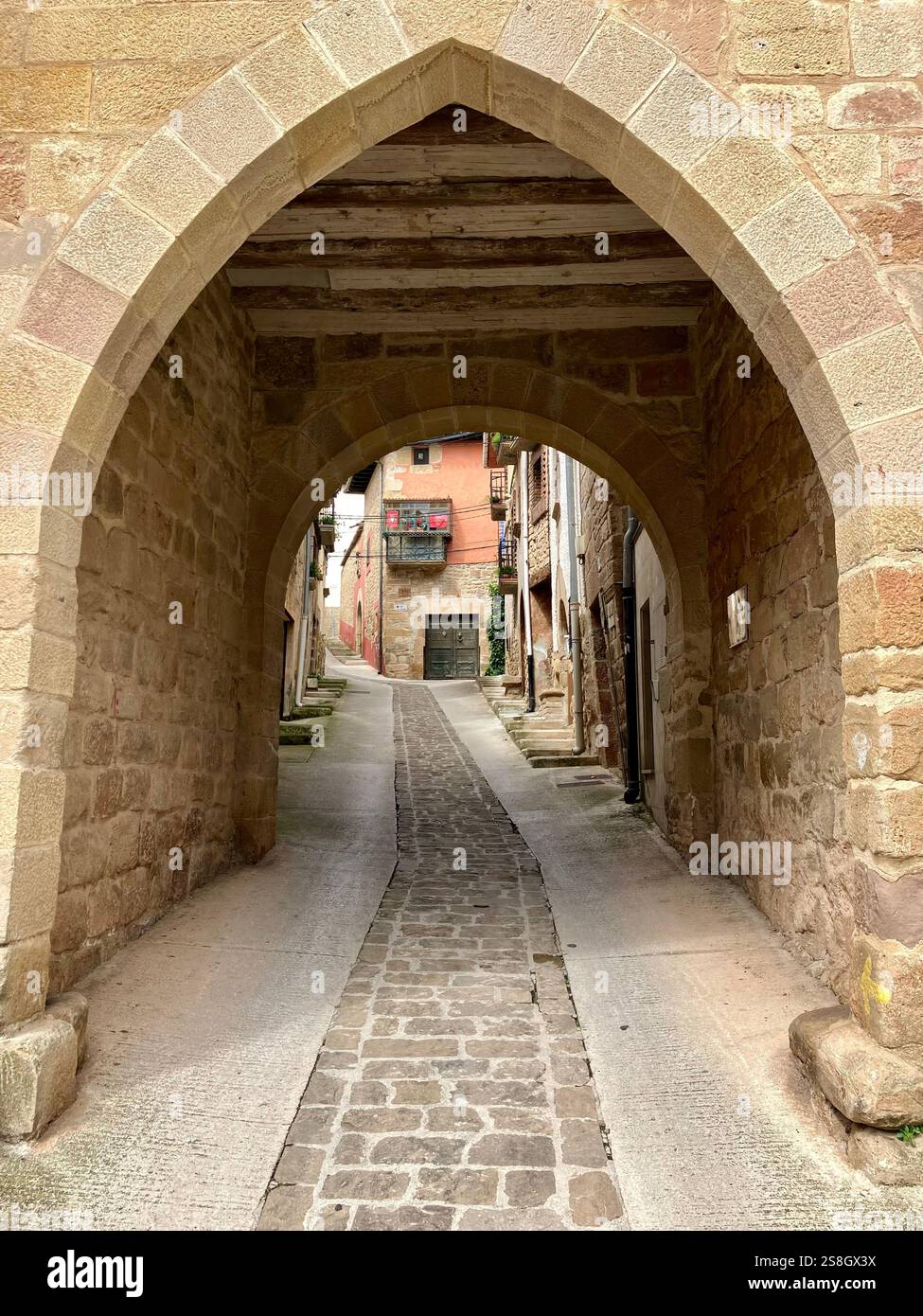 El Portal, Entering the Medieval Hilltop Village of Cirauqui (Zirauki ...