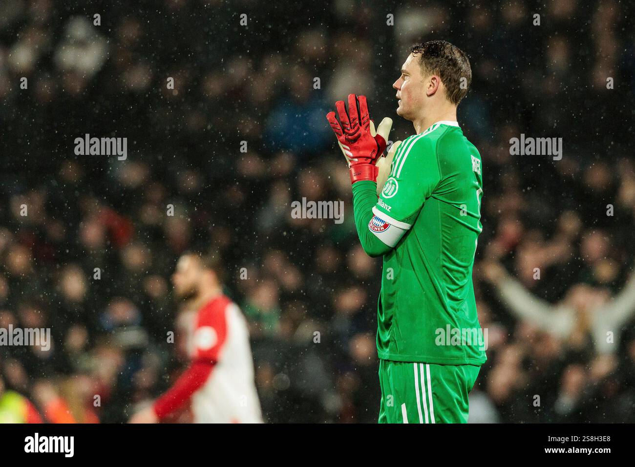 Manuel Neuer (FC Bayern M?nchen, 1) frustriert nach dem Treffer von Santiago Gimenez (Feyenoord ...