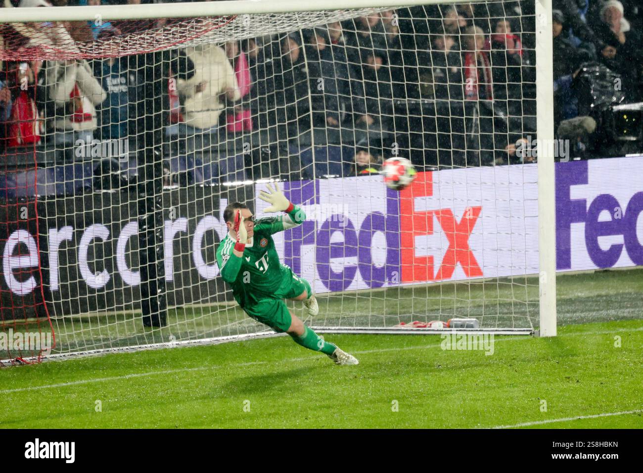 Tor fuer Rotterdam zum 2:0, Manuel Neuer machtlos, NDL, Feyenoord ...