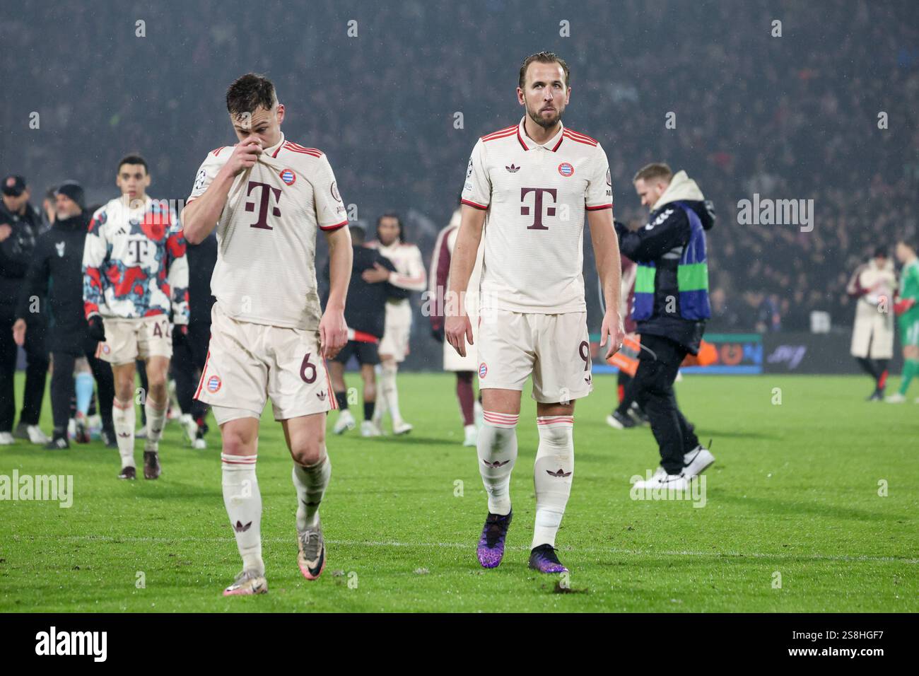 Enttaeuschte Bayern: Joshua Kimmich und Harry Kane (Muenchen #6 und #9 ...
