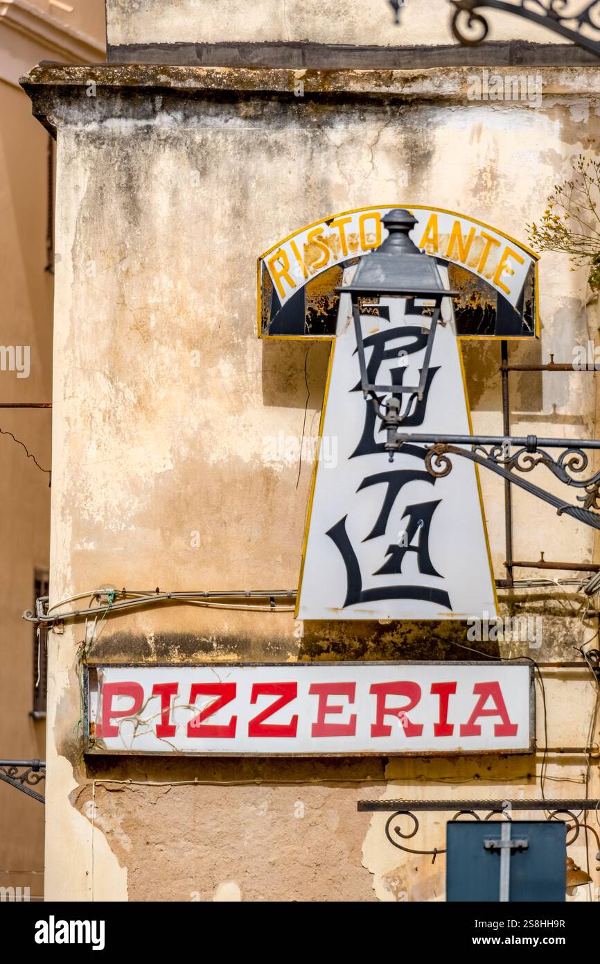 Ristorante Pizzeria sign, street lamp on a house wall, old town ...