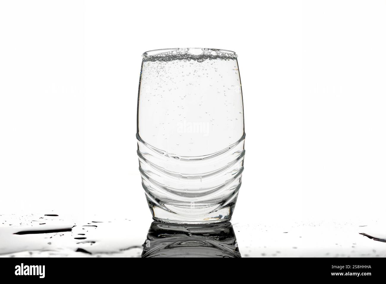 Sprudelwasser im Glas , Deutschland, 22.01.2025, Ein Glas mit sprudelndem Wasser wird gefüllt ...