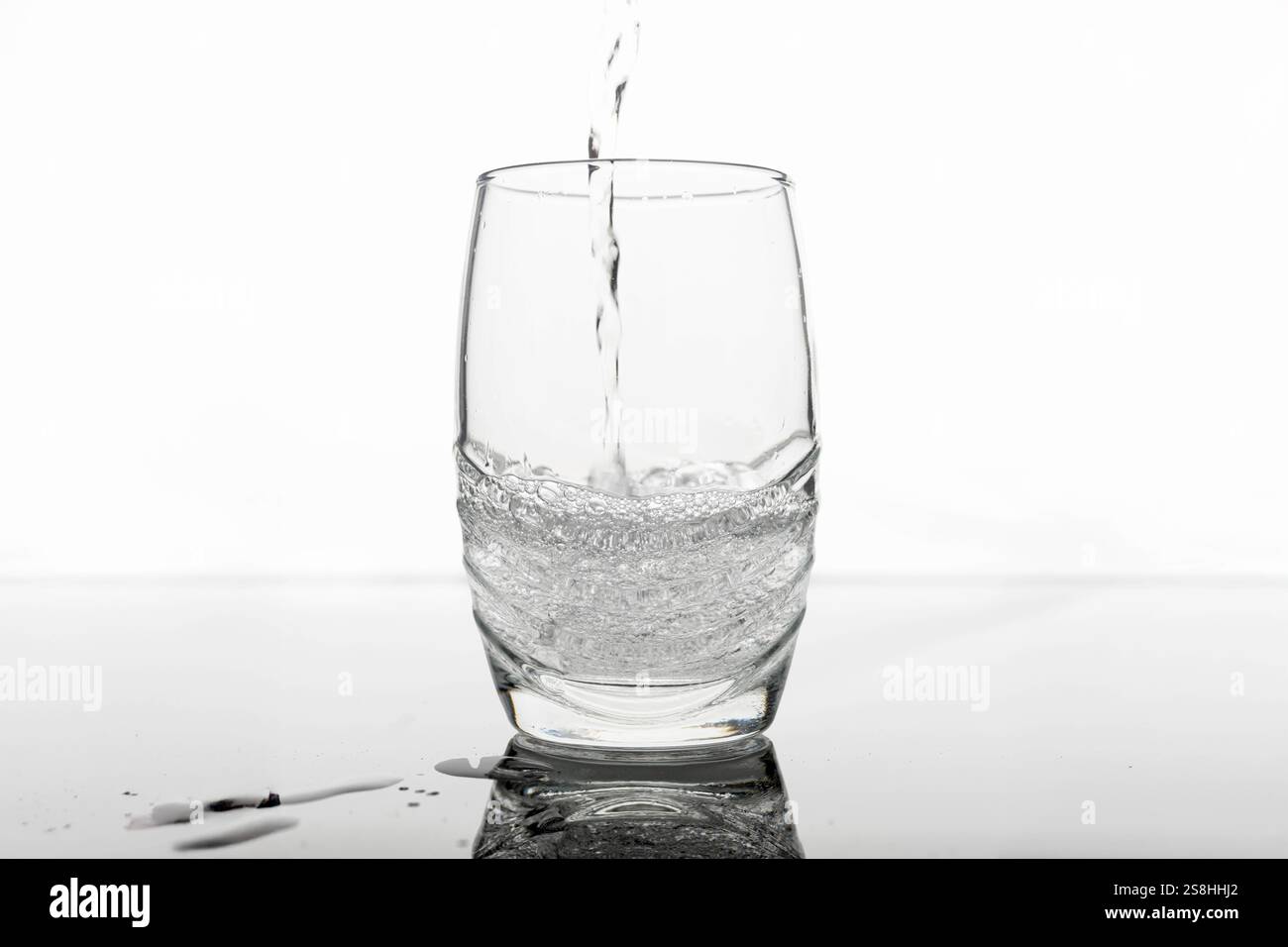 Sprudelwasser im Glas , Deutschland, 22.01.2025, Ein Glas mit ...