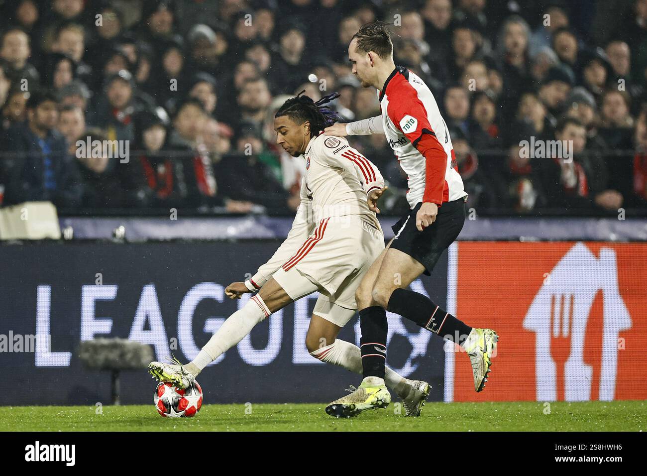 ROTTERDAM - (l-r) Michael Olise of Bayern Munich, Thomas Beelen of ...