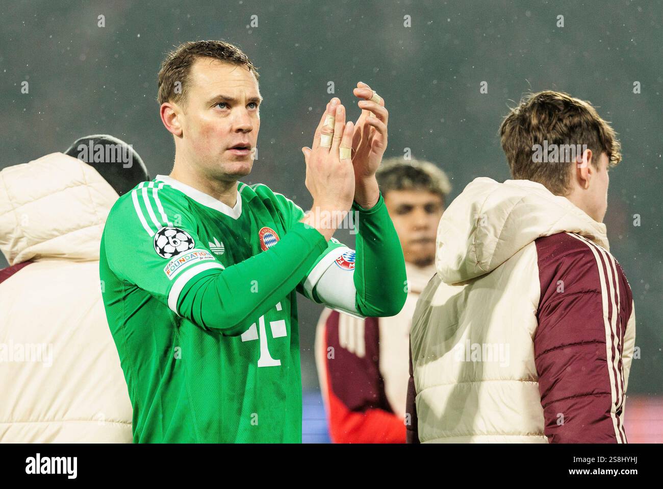 Manuel Neuer (FC Bayern M?nchen, 1) applaudiert Richtung Fans UEFA Champions League: Feyenoord ...